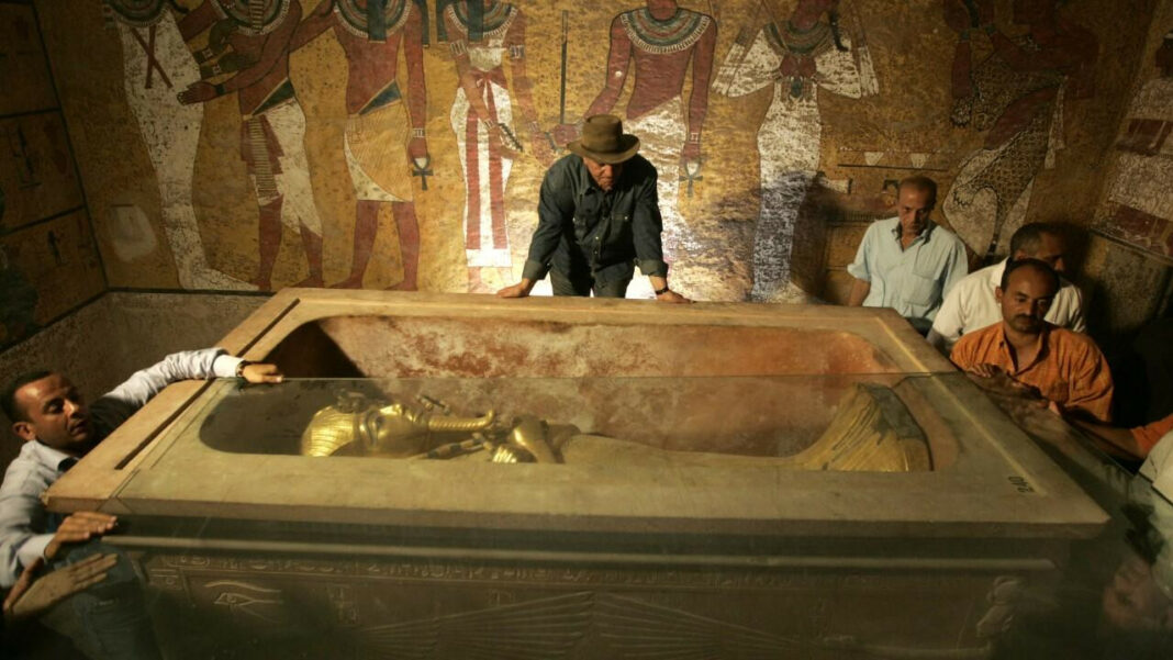 A Historic Occasion: King Tut’s Coffin Emerged from His Tomb for the ...