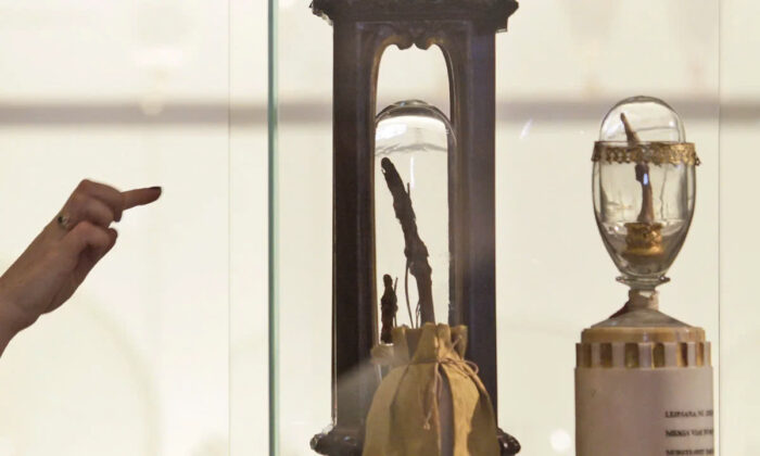 The Defiant Digit: Galileo's Middle Finger in Florence - History